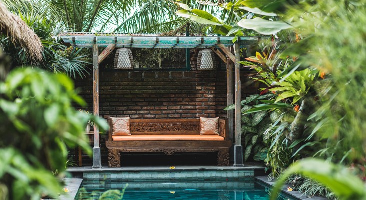 Rumah Tropis Modern: Karakteristik, Tips Dekorasi, & Contoh